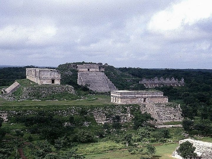 Bauwerke der Maya Das Volk der Maya lebte