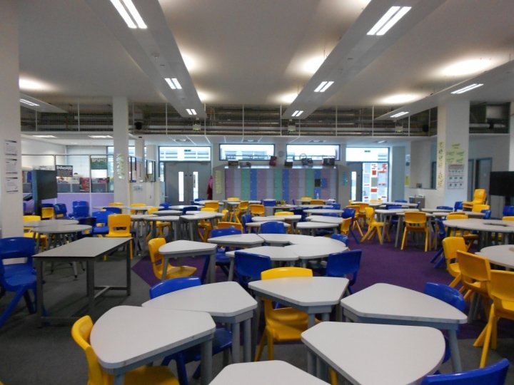 JAK SE U V ANGLII BEXHILL HIGH SCHOOL